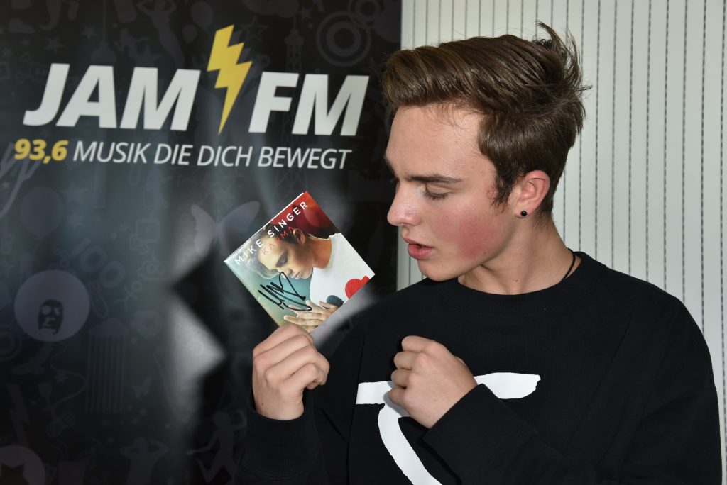 MIKE SINGER stürmt mit "KARMA" auf Platz 1 der Charts | Just Celebrities